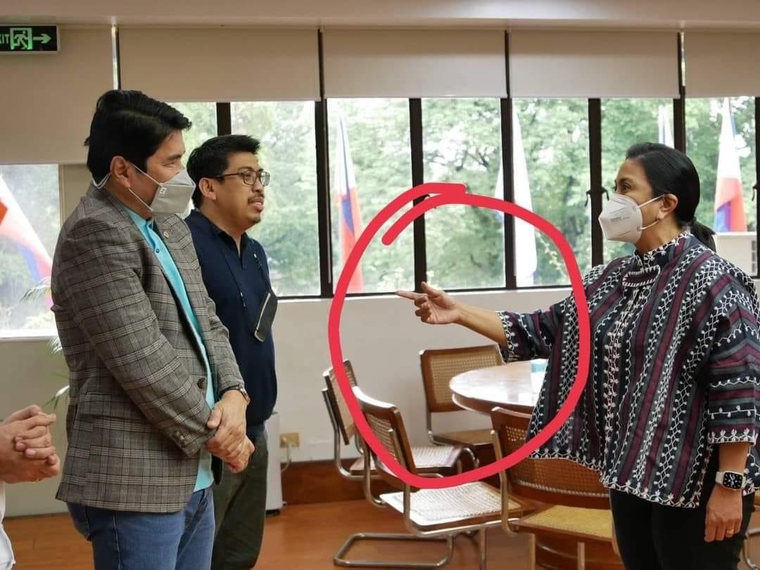 Ex-VP Leni Robredo Lectures DSWD Sec, Usec! | The Adobo Chronicles