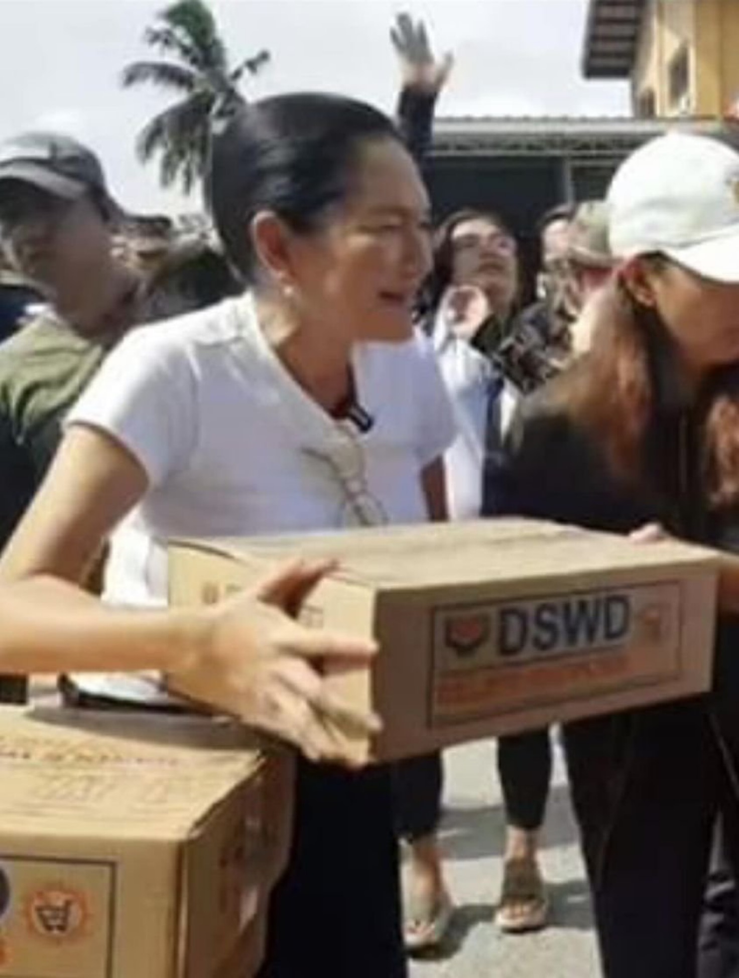 Senator Risa Hontiveros Poses As Indigent Citizen To Get DSWD Relief ...